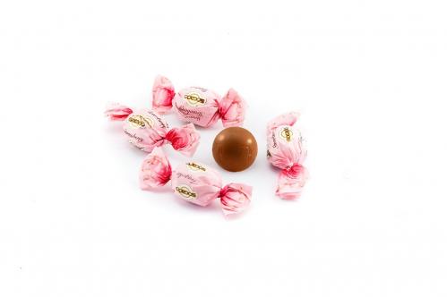 Köp Socado Praline Twist Strawberry 1kg hos Coopers Candy